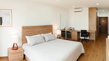 Quarto casal ou duplo standard, vista para o jardim | Cofres nos quartos, escrivaninha, espaço de trabalho para notebook