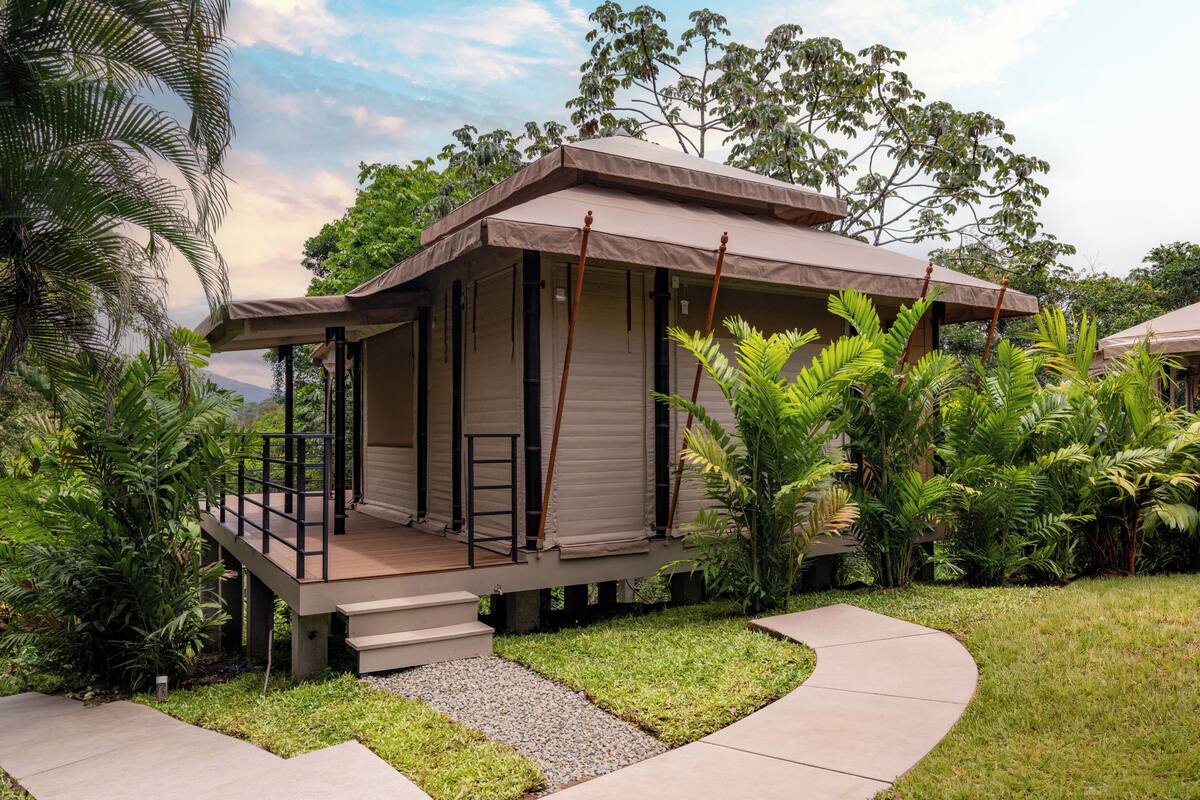 Tenda Superior | Cofre no quarto, Wi-fi grátis, roupa de cama fornecida 