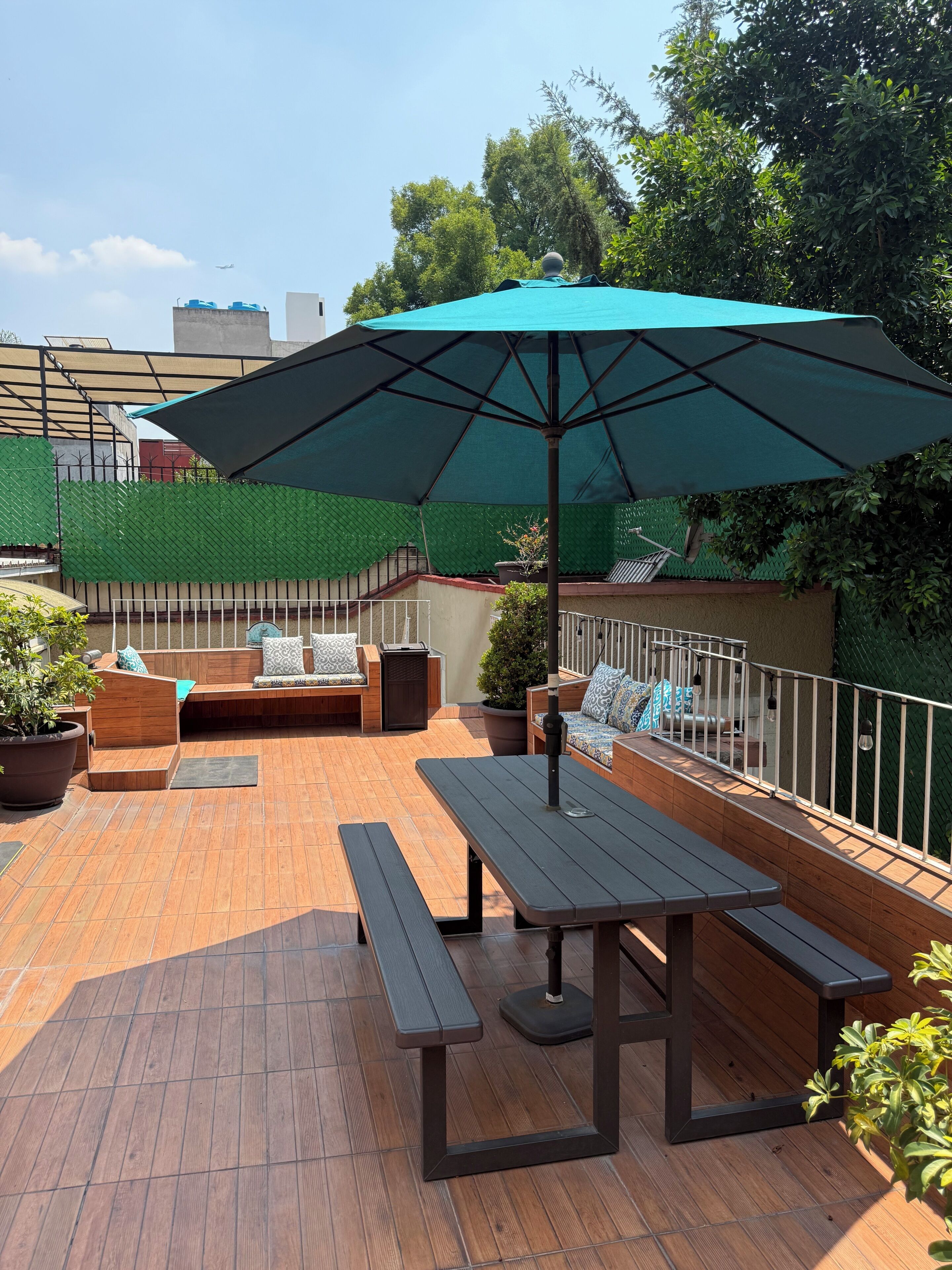 Quarto casal clássico, vista para o jardim | Opções para refeição ao ar livre