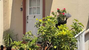 Quarto casal clássico, vista para o jardim | Detalhe da fachada