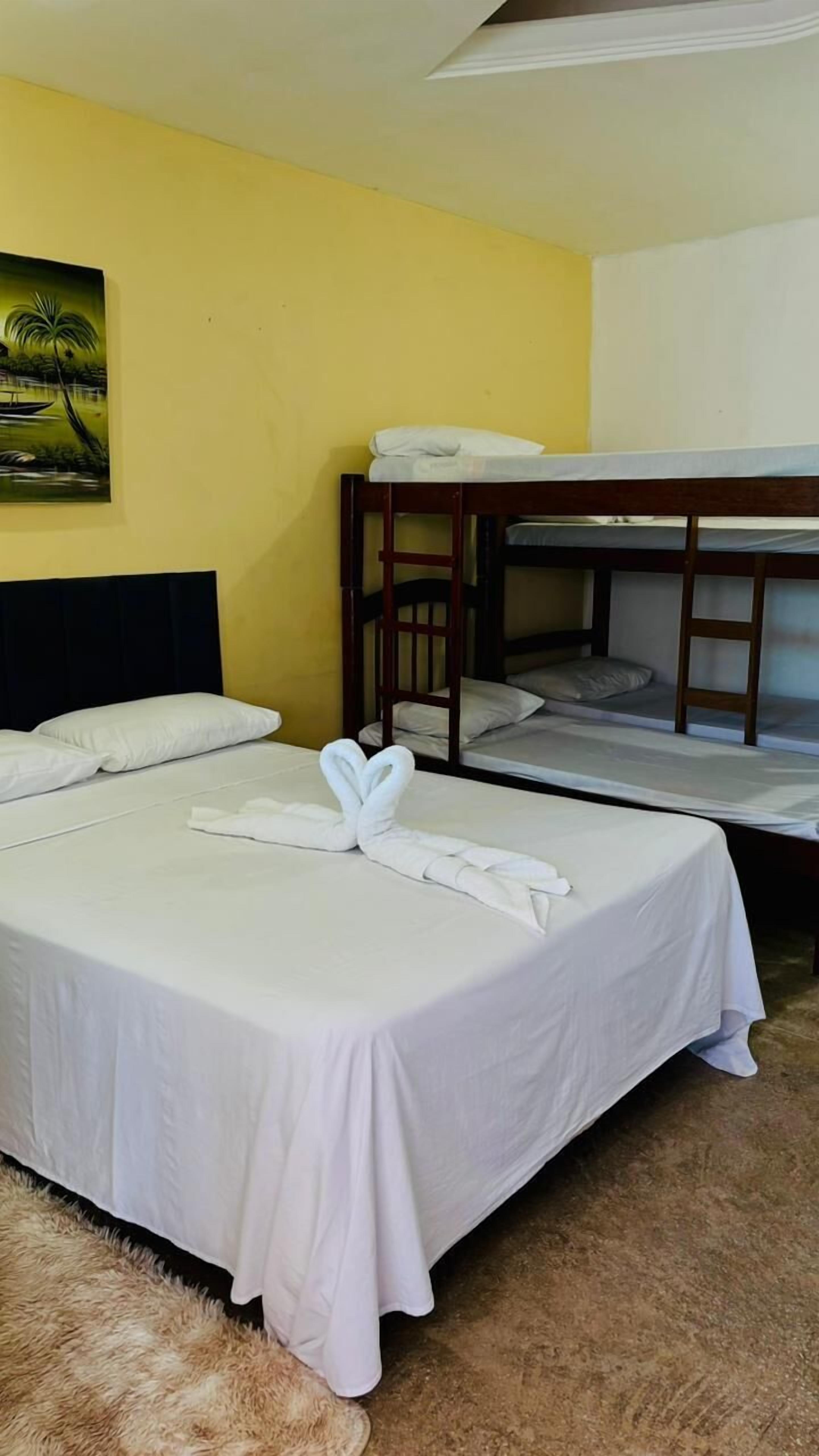Quarto família | Cortinas blackout, ferros/tábuas de passar roupa, Wi-Fi de cortesia