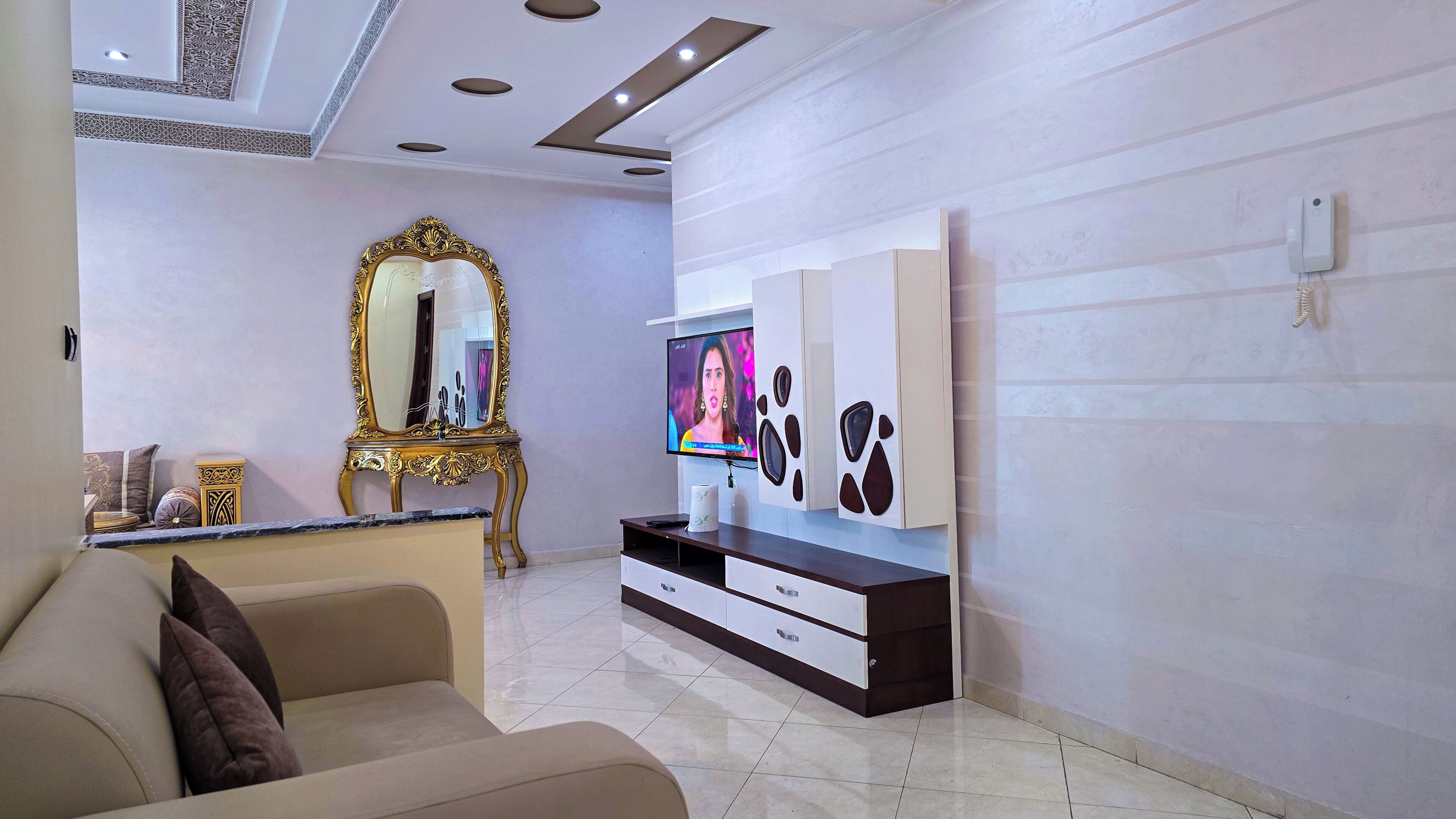 Apartamento, 3 quartos, varanda, Vista para a cidade | Sala de estar | Smart TV, Netflix, filmes em estreia, serviços de streaming 
