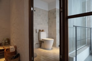 Quarto Duplo Standard | Casa de banho | Um polibã, um secador de cabelo, toalhas fornecidas, champô