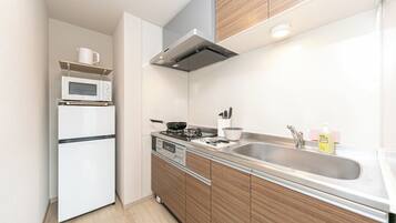 Quarto família | Cozinha privada | Geladeira grande, micro-ondas, cooktop