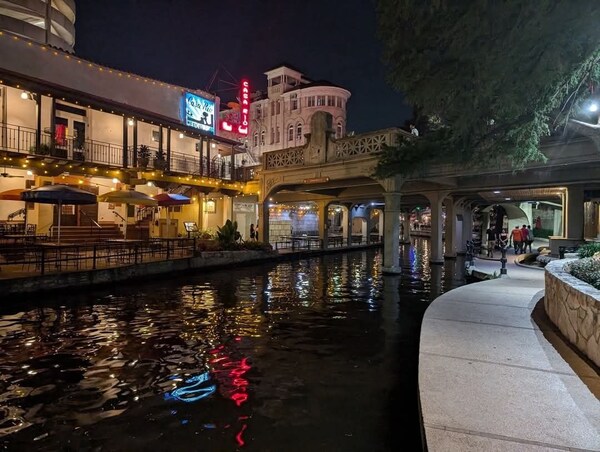 Luxury Riverwalk Condo Pool, Balcony, Parking - San Antonio, TX