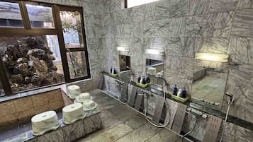 Uma combinação polibã/banheira, um secador de cabelo
