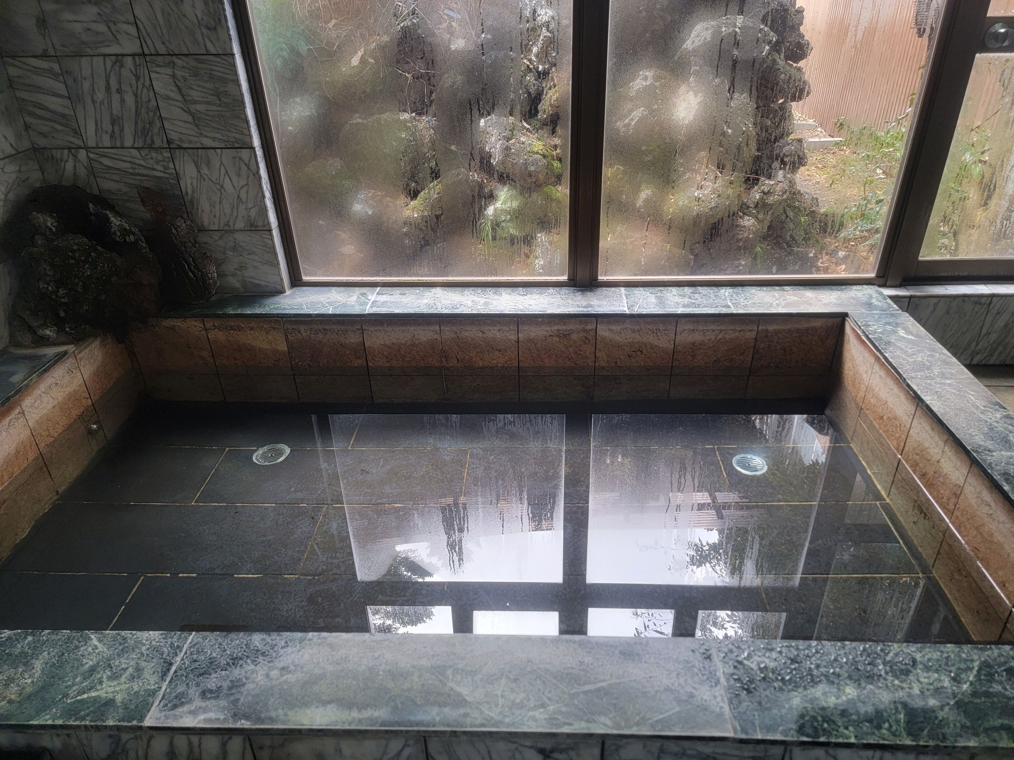 Quarto Triplo, vista para a montanha | Casa de banho | Uma combinação polibã/banheira, um secador de cabelo 