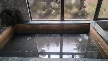 Quarto Triplo, vista para a montanha | Casa de banho | Uma combinação polibã/banheira, um secador de cabelo