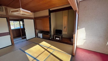 Quarto Quádruplo, vista para a montanha | Wi-fi grátis, roupa de cama fornecida