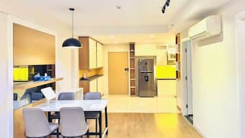 Apartamento Deluxe, 2 quartos, varanda, Vista para a cidade | Restaurantes