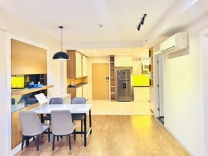 Apartamento Deluxe, 2 quartos, varanda, Vista para a cidade | Restaurantes