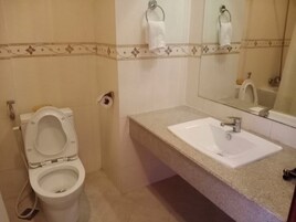 Quarto casal ou duplo luxo | Banheiro | Toalhas de banho, sabonete, shampoo, papel higiênico