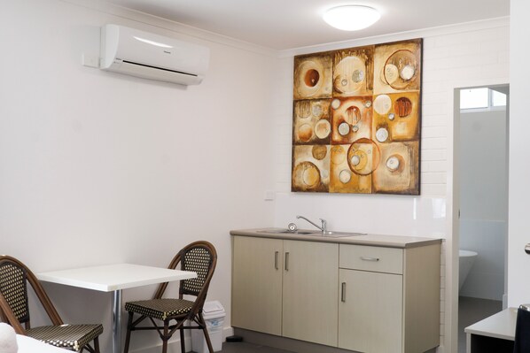 Quarto casal luxo, 1 cama King | Escrivaninha, espaço de trabalho para notebook, cortinas blackout