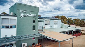 Um hotel chamado Graceland com área externa coberta.