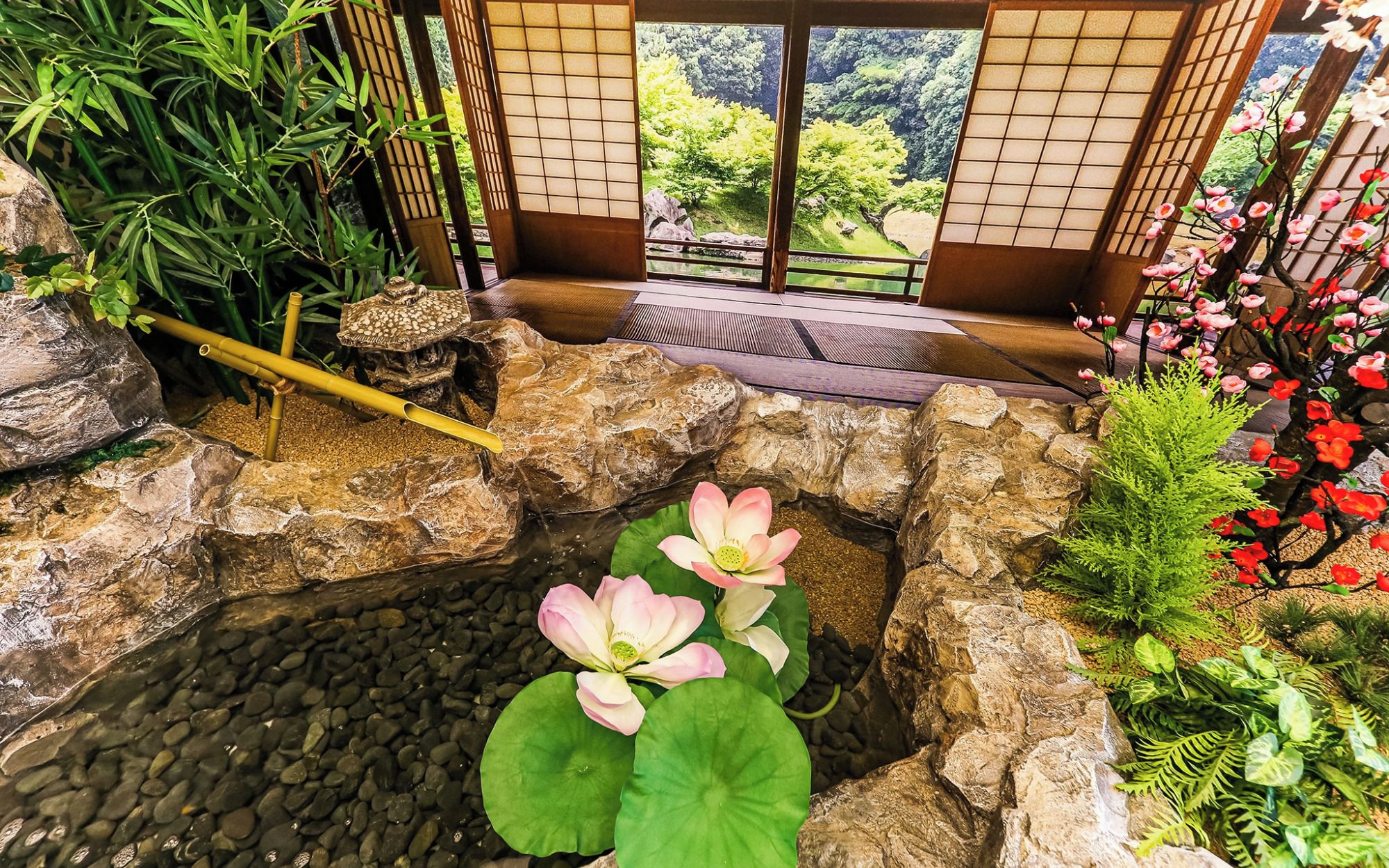 Um jardim japonês tradicional com lago de carpas, pedras e vegetação exuberante.