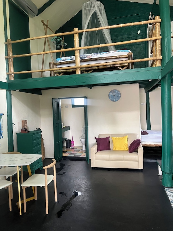 Quarto triplo, varanda, vista para o pátio