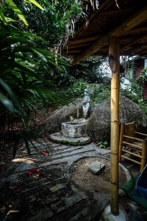 Quarto triplo, varanda, vista para o pátio | Área da propriedade