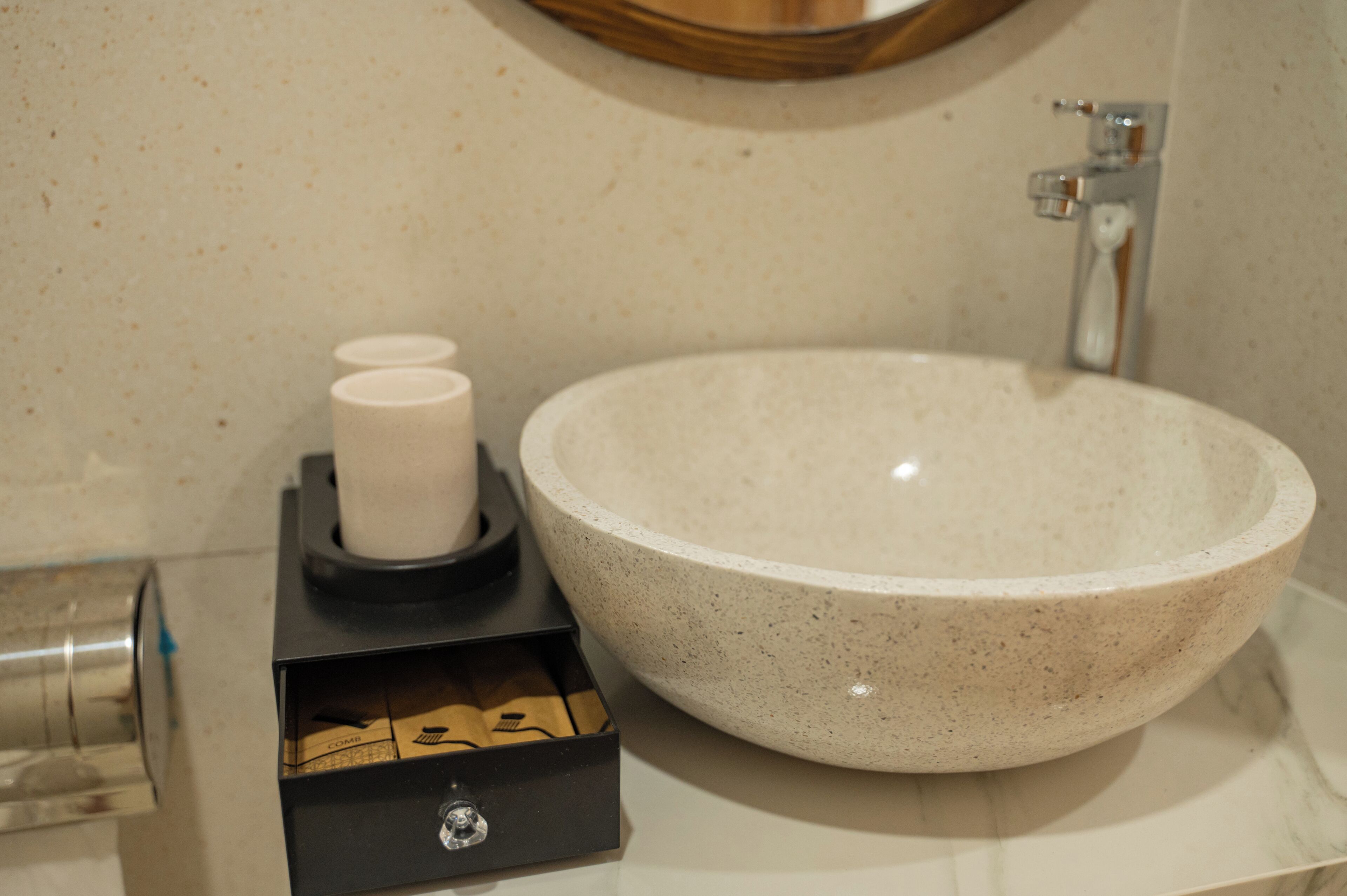 Quarto casal luxo, sacada | Banheiro | Chuveiro, secador de cabelo, toalhas de banho, sabonete