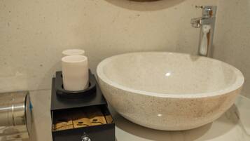 Quarto casal luxo, sacada | Banheiro | Chuveiro, secador de cabelo, toalhas de banho, sabonete