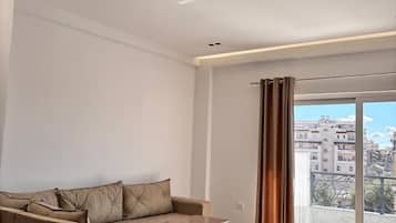Apartamento família | Escrivaninha, roupa de cama