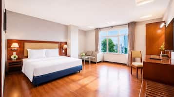Quarto Duplo Deluxe, Vista para a cidade | Wi-fi grátis, roupa de cama fornecida