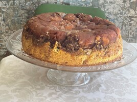 Um bolo sobre um suporte de vidro.