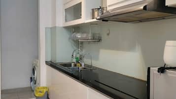 Apartamento família, sacada, vista para a cidade | Cozinha privada