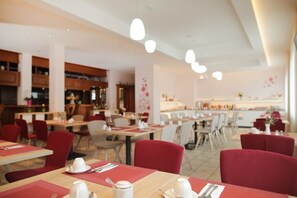Café da manhã continental todos os dias mediante uma taxa