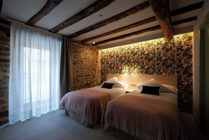 Quarto Twin Comfort, Vista para a cidade | Secretária, secretária adequada para computadores portáteis 