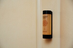 Chuveiro, toalhas de banho, sabonete, shampoo