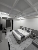 Quarto Duplo Deluxe, Vista para a cidade | Cofre no quarto, secretária 