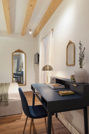 Quarto Duplo Superior, vista parcial para o mar | Cofre no quarto, secretária, quartos insonorizados, Wi-fi grátis 