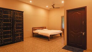 Quarto com cama, guarda-roupa, porta e chão estampado.