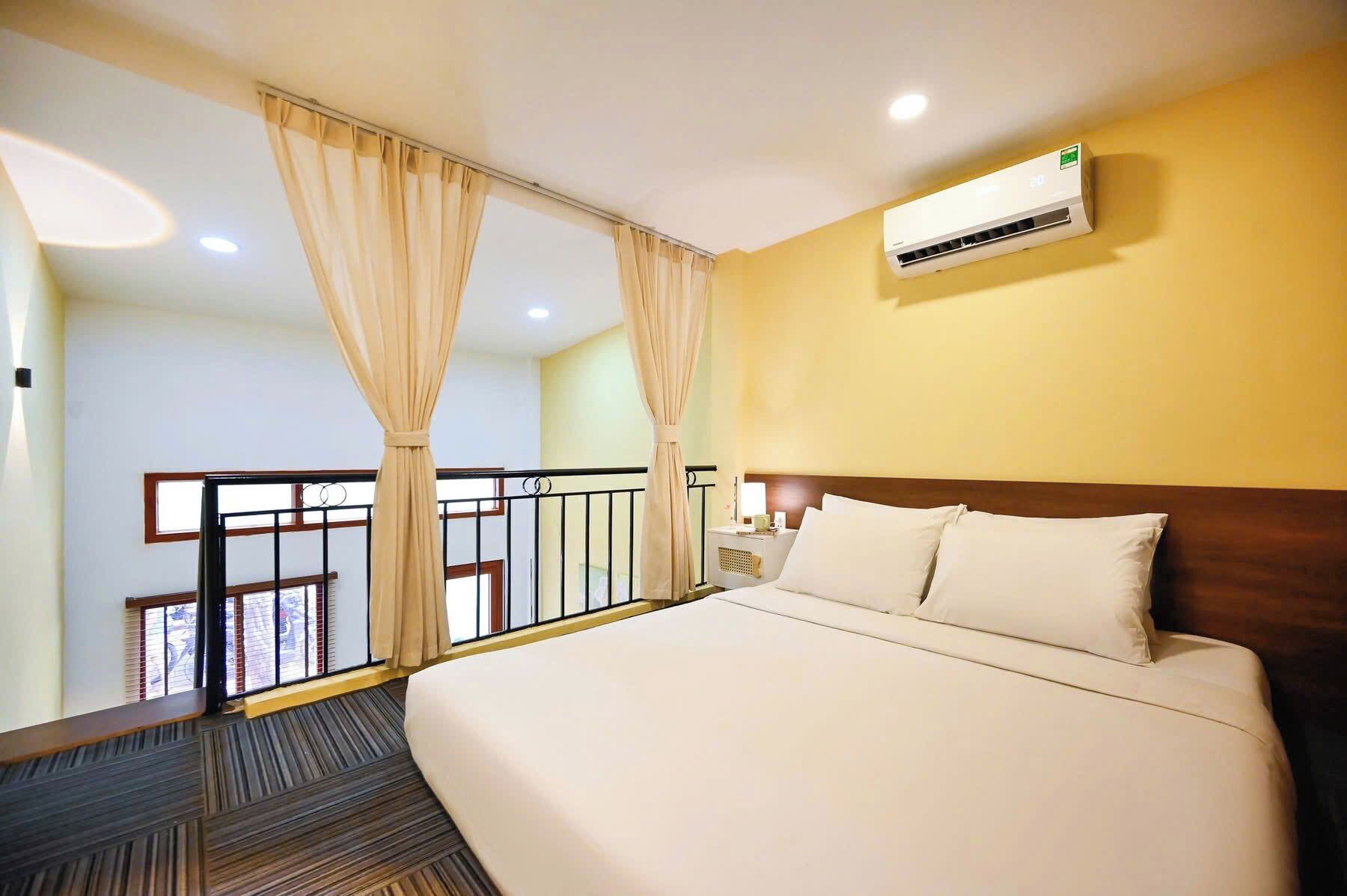 Estúdio superior, varanda, vista para o jardim | Frigobar, escrivaninha, Wi-Fi de cortesia, roupa de cama