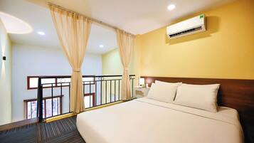 Estúdio superior, varanda, vista para o jardim | Frigobar, escrivaninha, Wi-Fi de cortesia, roupa de cama