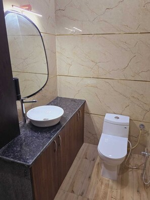 Quarto Triplo Deluxe, varanda | Casa de banho | Um polibã, artigos de higiene pessoal grátis 