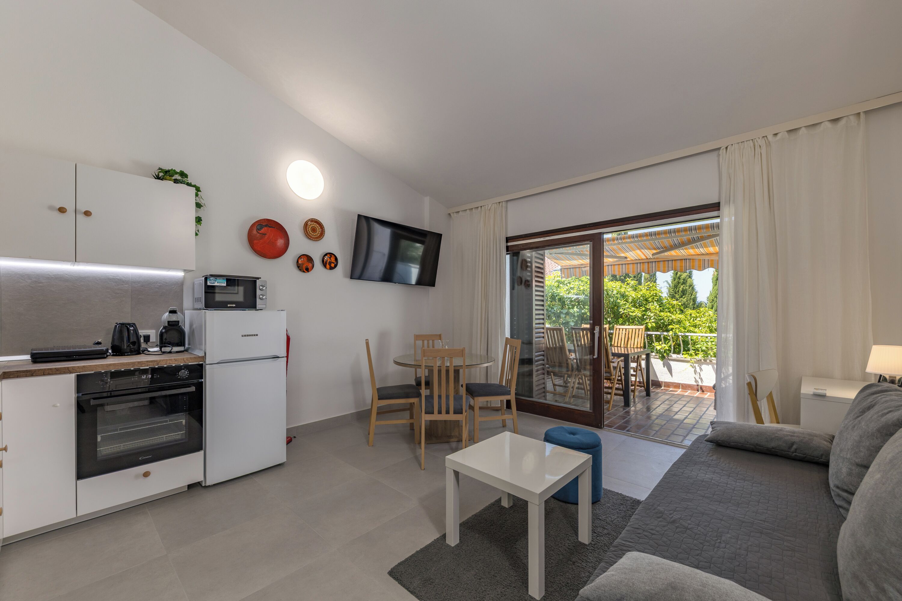 Apartamento Familiar, vários quartos, junto à montanha (Punta Debij Apartment Natasa) | Sala de estar | Televisor de ecrã plano de 32 polegadas com canais digitais 