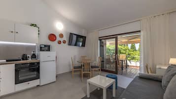 Apartamento Familiar, vários quartos, junto à montanha (Punta Debij Apartment Natasa) | Sala de estar | Televisor de ecrã plano de 32 polegadas com canais digitais