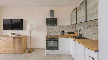 Apartamento (5) | Cozinha privada | Um frigorífico, uma placa de cozinha, uma chaleira elétrica 