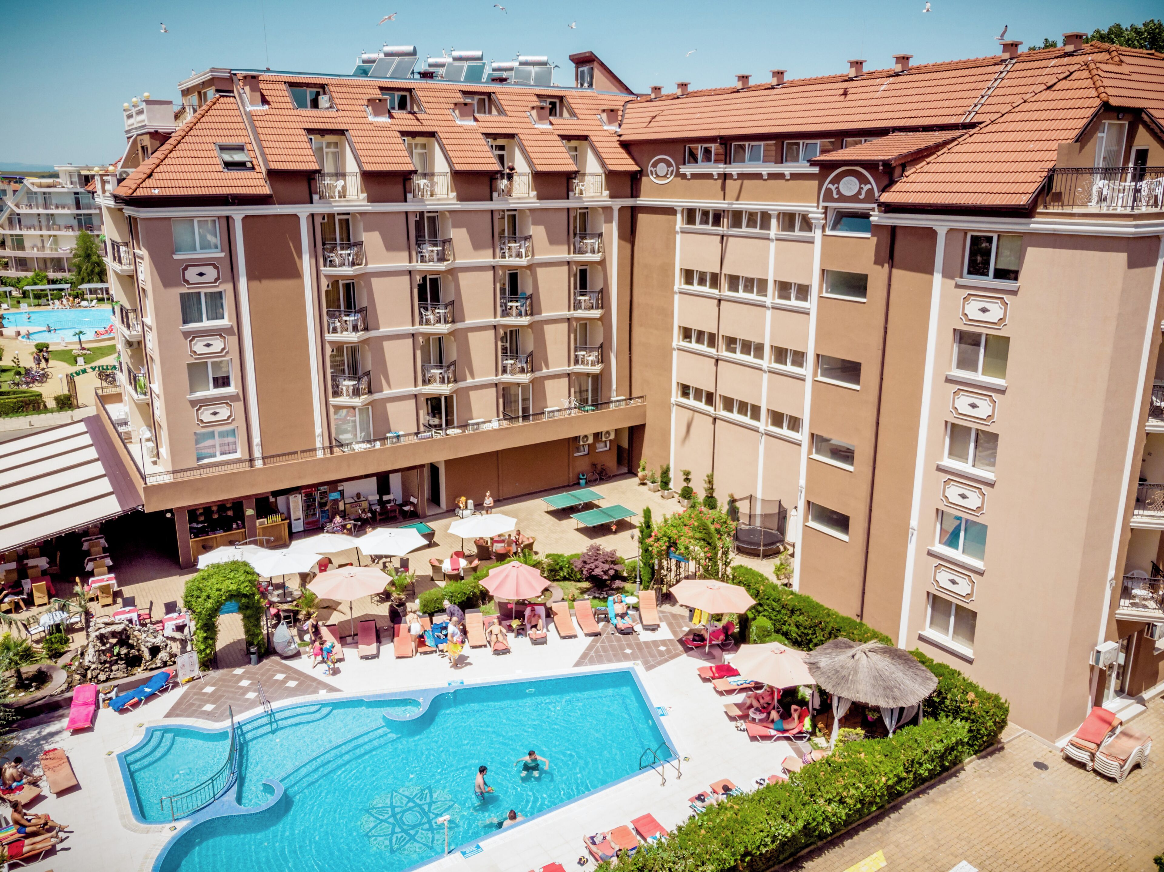 Hotel com piscina, área de estar ao ar livre e terraço no terraço.