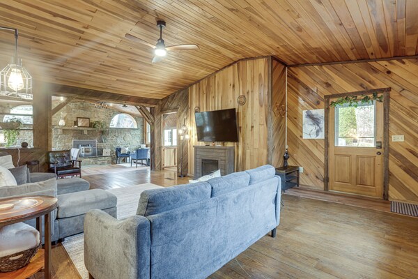 Great For Groups! Spacious Melcroft Home W/ Deck - Living Treasures Animal Park, Jones Mills