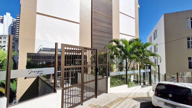 Uma entrada fechada por portão para um edifício com uma placa indicando 'Jargue 161'.