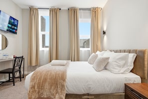 Quarto Duplo Superior, 1 cama king-size, não fumadores, casa de banho privativa | Secretária, secretária adequada para computadores portáteis
