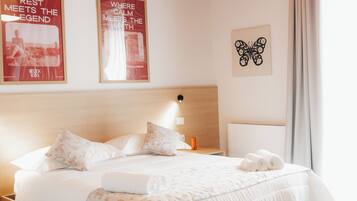 Quarto casal ou duplo luxo, sacada, vista para a cidade | Roupas de cama premium, edredons de pluma, frigobar, cofres nos quartos