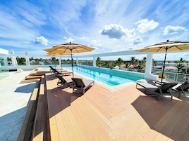 Piscina exterior, espreguiçadeiras