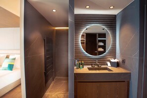 Premium Room | Casa de banho | Um secador de cabelo, roupões, chinelos, toalhas fornecidas 