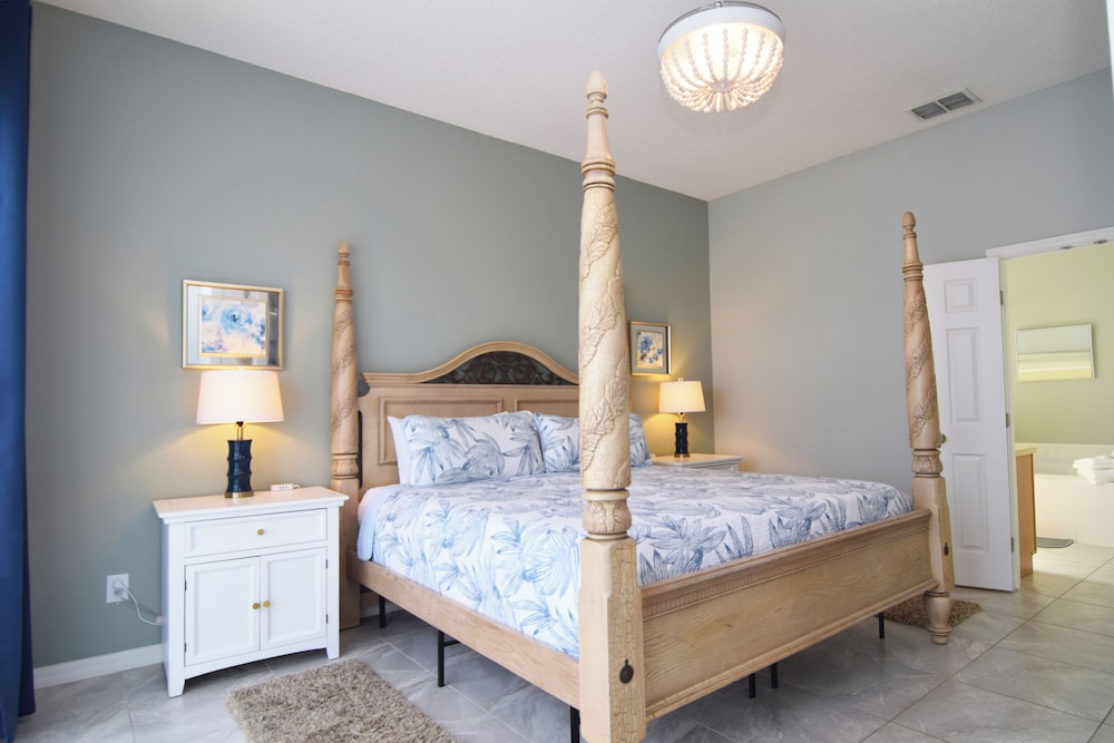 5 Bed Pool Home, 2 Lounges, Games Room, Disney 9 miles! Volleyball ...