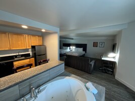 Suite, 2 camas queen-size, não fumadores, kitchenette | Cofre no quarto, secretária