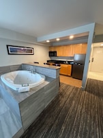 Suite, 2 camas queen-size, não fumadores, kitchenette | Cofre no quarto, secretária