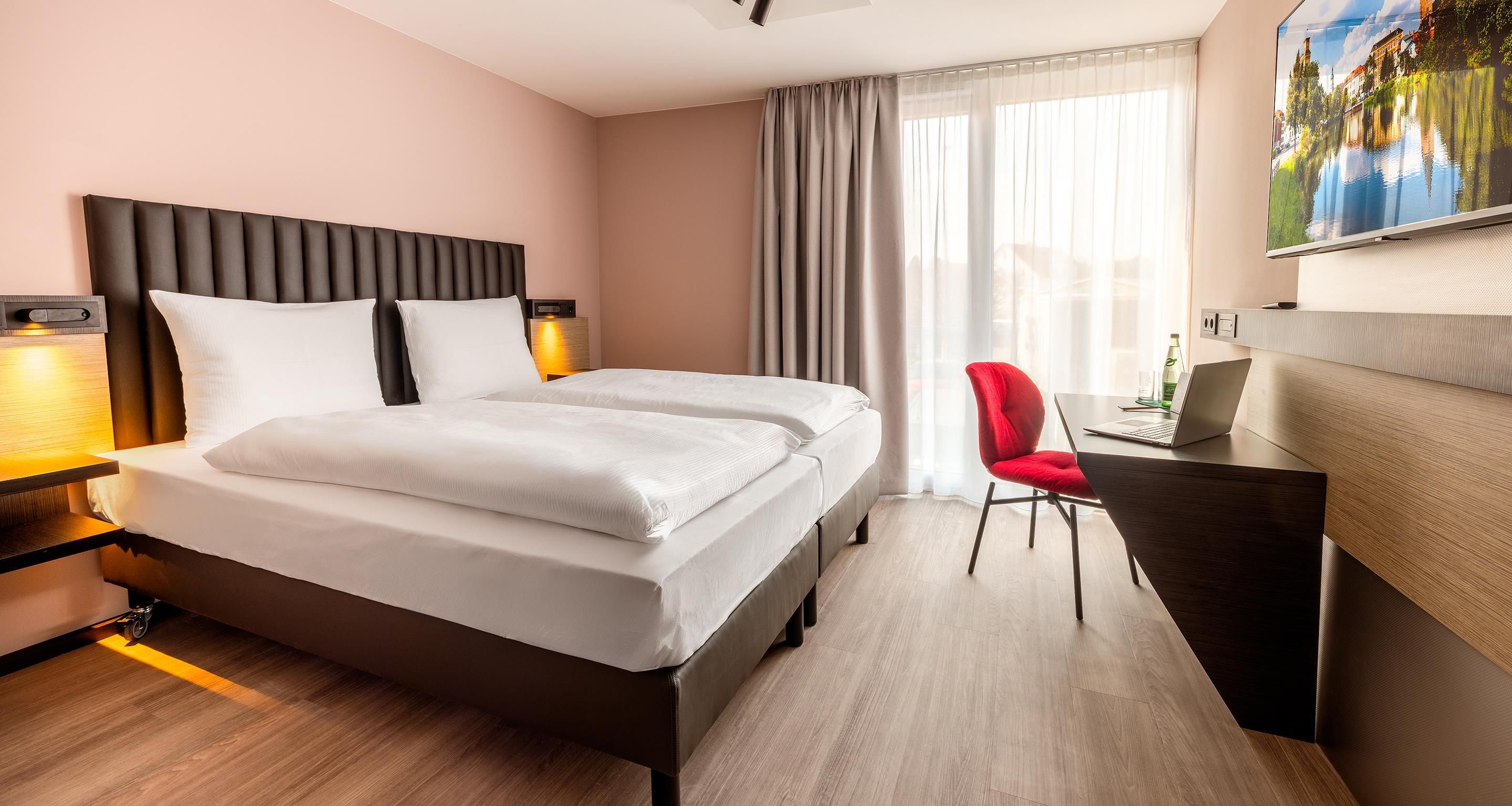 Quarto Deluxe, 2 camas individuais, kitchenette | Roupa hipoalergénica, secretária, Wi-fi grátis, roupa de cama fornecida 
